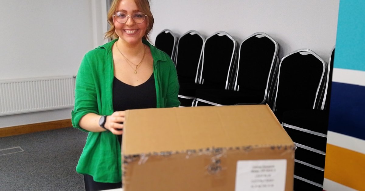 Gwirfoddoli gyda Ymchwil Canser Cymru: Stori Ellie - Cancer Research Wales